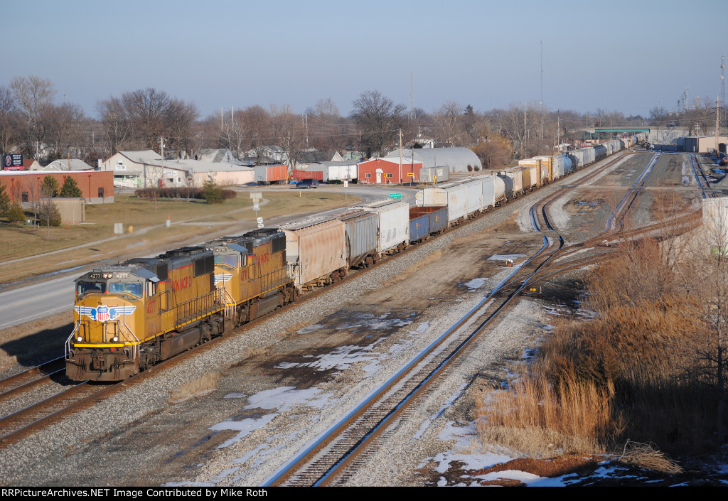 Union Pacific 4277 goes west with a big pile of freight.